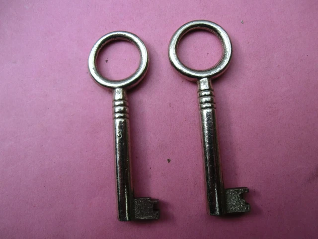 ALTE SCHLÜSSEL - 2 schöne alte Möbelschlüssel - Schrankschlüssel - Hohlschlüssel EUR 3,60 ...