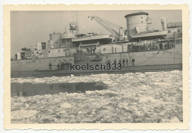 FOTO KRIEGSMARINE U Boot am Tender im Hafen von Helgoland im Winter ...