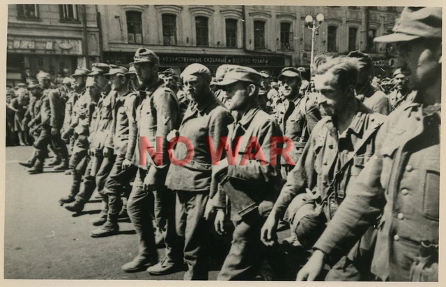 WWII ORIGINAL WAR Photo German Soldiers Surrender Prisoners Pow EUR 33 ...