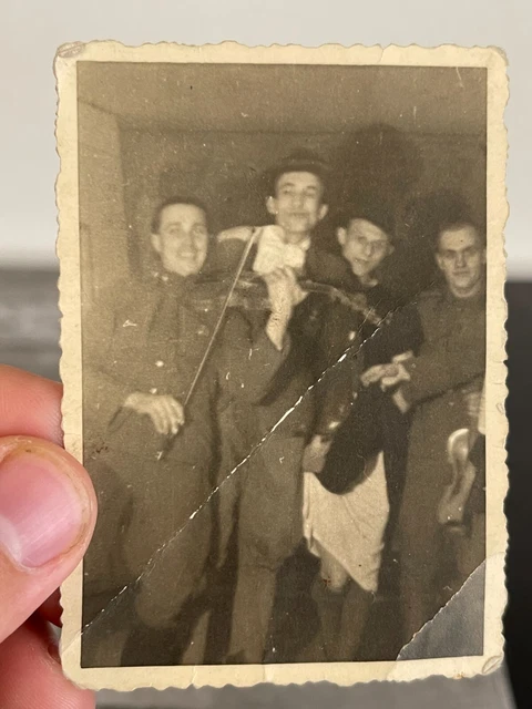 2 WELTKRIEG SLOWAKEI soldaten gruppen foto in kaserne beim spielzeit ... 2 WELTKRIEG SLOWAKEI soldaten gruppen foto in kaserne beim spielzeit ...