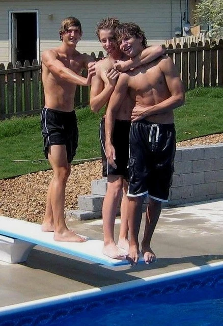 Shirtless Male Beefcake Muscular Athletic Beach Speedo Jocks Photo 4x6