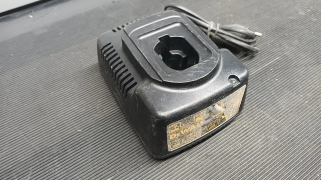 DEWALT DE9107 8V-20V Battery Charger - Used, Not Working, Scratches ...