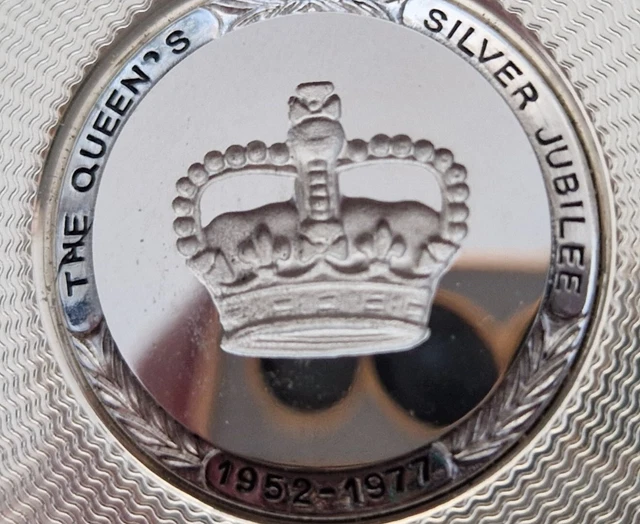 STRATTON QUEEN ELIZABETH II Silver Jubilee 1977 powder compact genuine ...