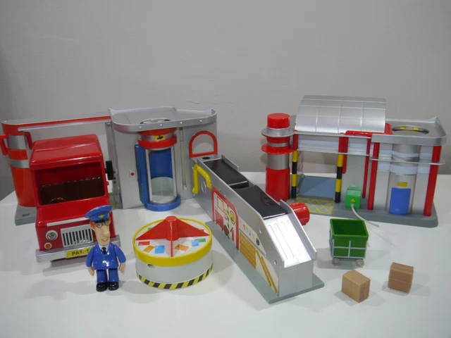 POSTMAN PAT BUNDLE Deluxe & Greendale Sorting Office Large Friction Van ...