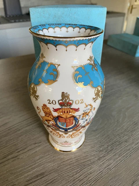 THE ROYAL COLLECTION Vase to commemorate Golden Jubilee of Queen ...