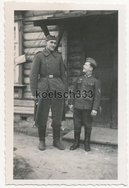 FOTO GRÖSSTER UND kleinster Soldat der Kompanie vor Quartier im Osten ...