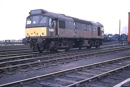 ORIGINAL COLOUR SLIDE of D5267 BR class 25 diesel loco £3.99 - PicClick UK