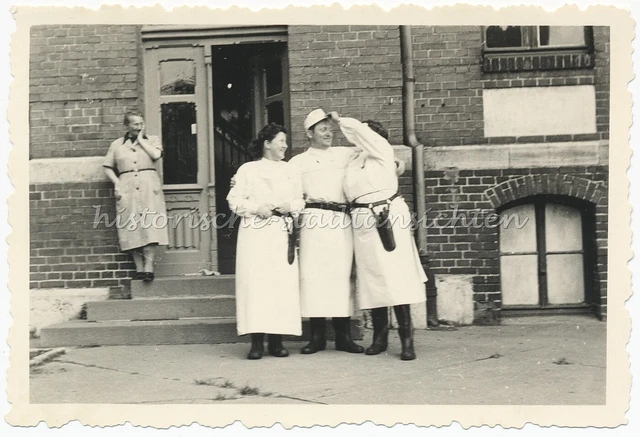 DREI METZGER METZGERINNEN scherzen - DDR gest. Leipzig - Altes Foto ...