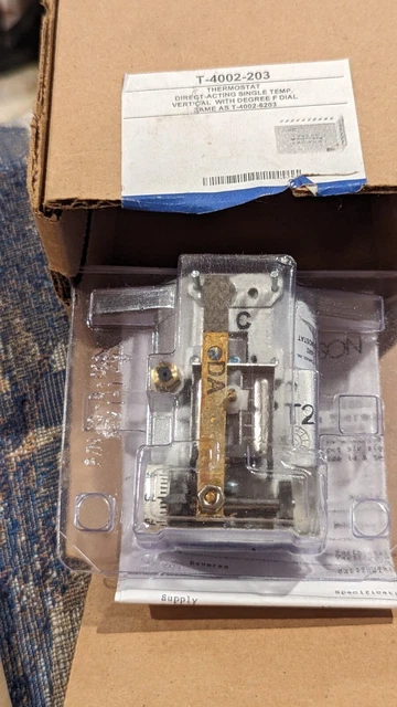 JOHNSON CONTROLS T-4002-203 Termostato Neumático de Montaje Vertical de ...