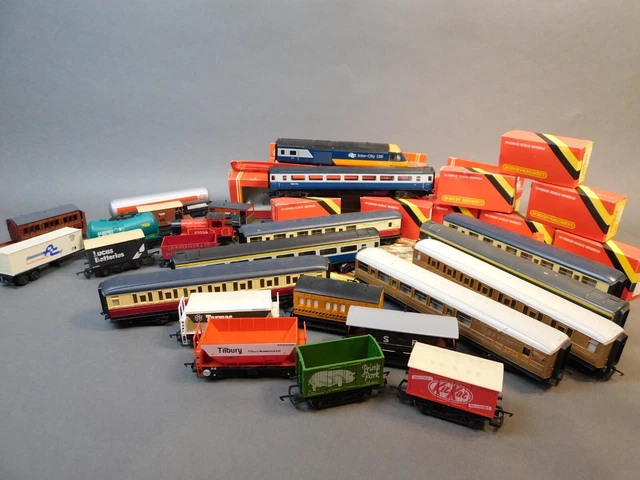 A COLLECTION OF 00 Gauge Model Plastic Trains & Carriages by Hornby ...