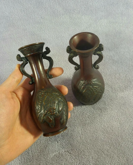 PAIRE DE VASES Japon Ere MEIJI en bronze Superbe décor de coq en bas ...