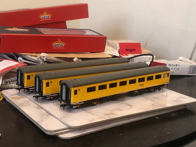 BACHMANN MK2F NETWORK Rail yellow ex TSO staff coaches non DCC x3.Boxed ...