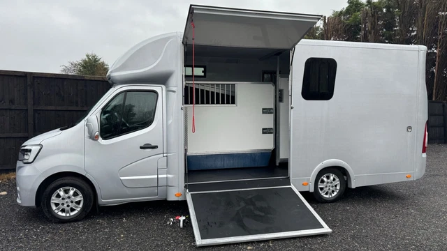 HORSE BOX AUTOMATIC 21 Low Milage 24k 2 horse tack room new built £ ...