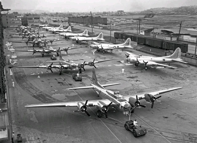 WW2 WWII PHOTO World War Two / Boeing B-17 Flying Fortress Factory ...