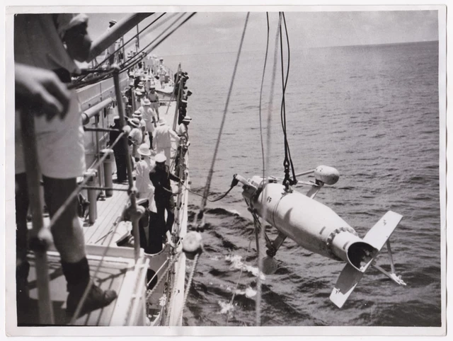 WW2 ORIGINAL PRESS Photo Royal Australian Navy Hoisting A Paravane #r30 ...