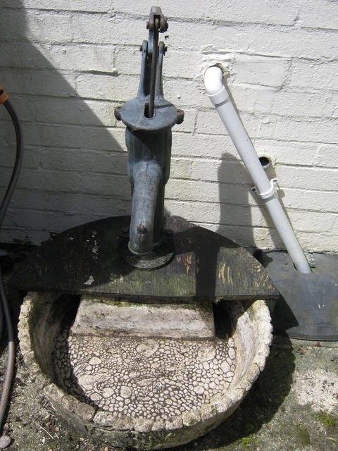 CAST IRON HAND Water Pump With Free Concrete pool £50.00 - PicClick UK