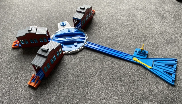 TOMY TRACKMASTER THOMAS The Tank Engine Turntable and Engine Sheds Set ...