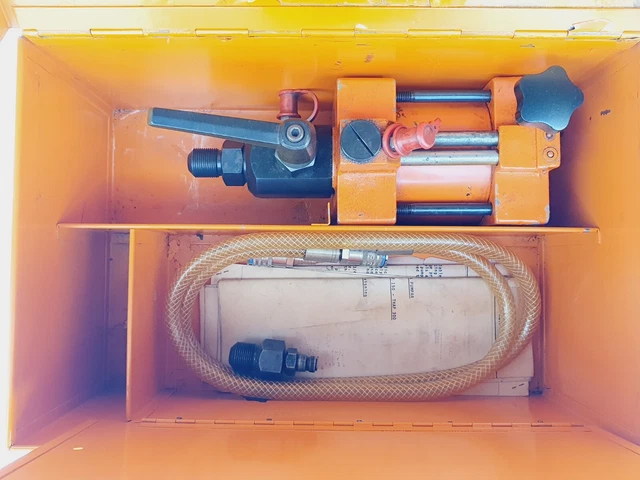 SKF THAP 150 Air Driven Hydraulic Pump 150 MPa, 21750 psi Pneumatic Oil ... SKF THAP 150 Air Driven Hydraulic Pump 150 MPa, 21750 psi Pneumatic Oil ...