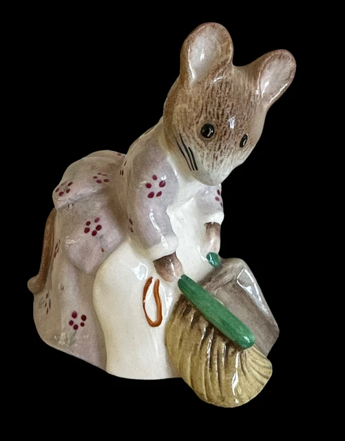 BESWICK BEATRIX POTTER Mouse Royal Albert Figurine HUNCA MUNCA SWEEPING ...