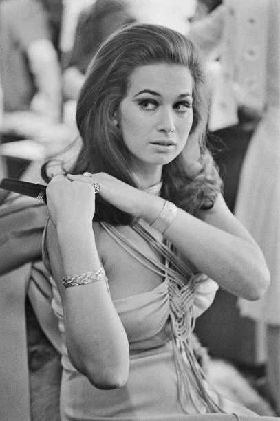 ENGLISH ACTRESS AND model Valerie Leon UK 11th April 1974 OLD PHOTO £5. ...
