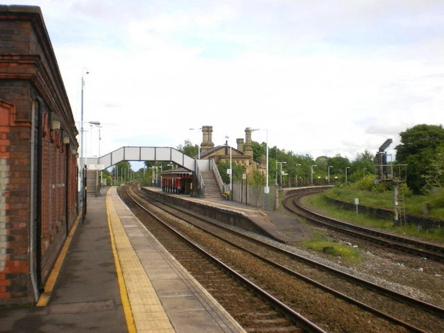 PHOTO 6X4 EARLESTOWN Railway Station Newton-Le-Willows c2011 £2.00 ...