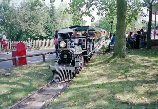 CHESSINGTON RAILROAD MINIATURE Railway Train World Of Adventures Surrey ...
