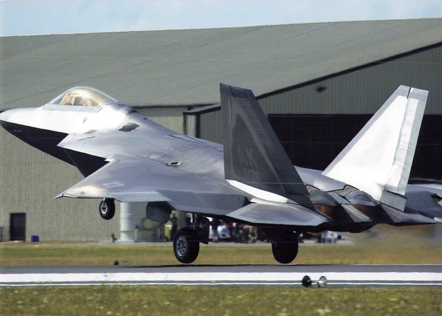 MILITARY AIRCRAFT PHOTOGRAPH Lockheed Martin F-22 Raptor (?25) £4.87 ...