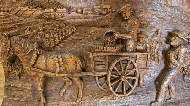 A. MORAND SCULPTURE sur bois Scène de VENDANGES au fond le village EUR ...