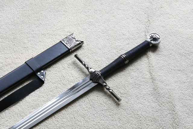 S4607 THE WITCHER Iii Wild Hunt Geralt Of Rivia Warrior Silver Wolf ...