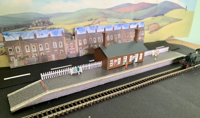 N GAUGE~STATION BUILDING on Platform with People~Seats etc~Built Model ...