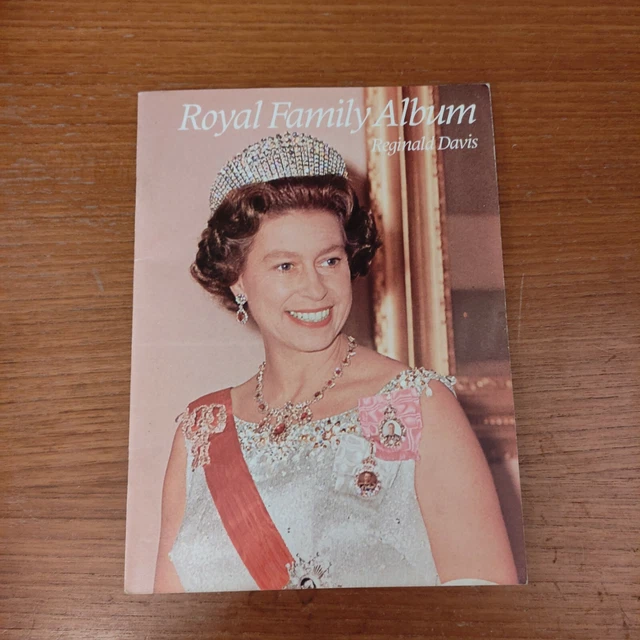 ROYAL FAMILY ALBUM By Reginald Davis Queen Elizabeth II EUR 16,90 ...