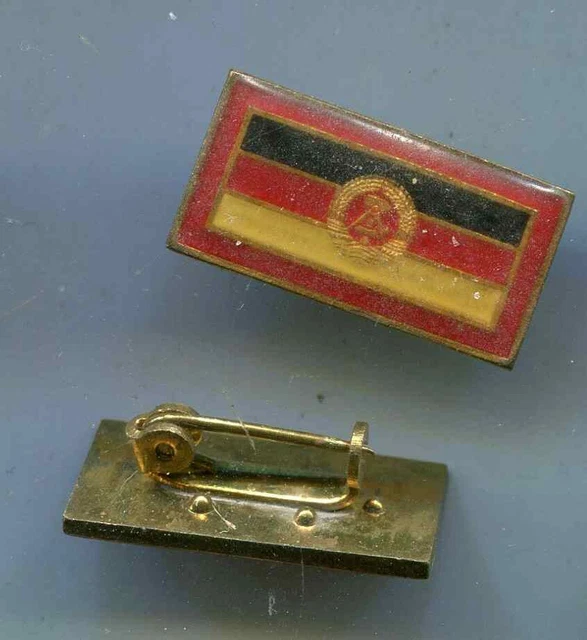 DDR: MFS: BEGLEITSCHUTZABZEICHEN: Fahne der DDR roter Rand Bartel 804 ...