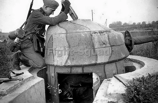 WW2 PICTURE PHOTO 1940 German soldiers inspecting French fortification ...