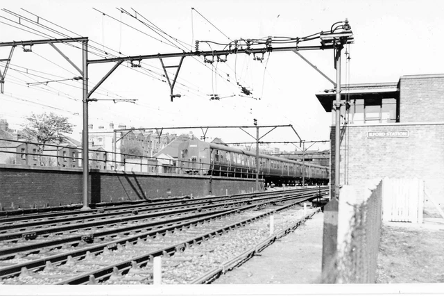 PHOTO 6X4 - Class 302 EMU opposite Ilford Station Signal Box c1955 £2. ...