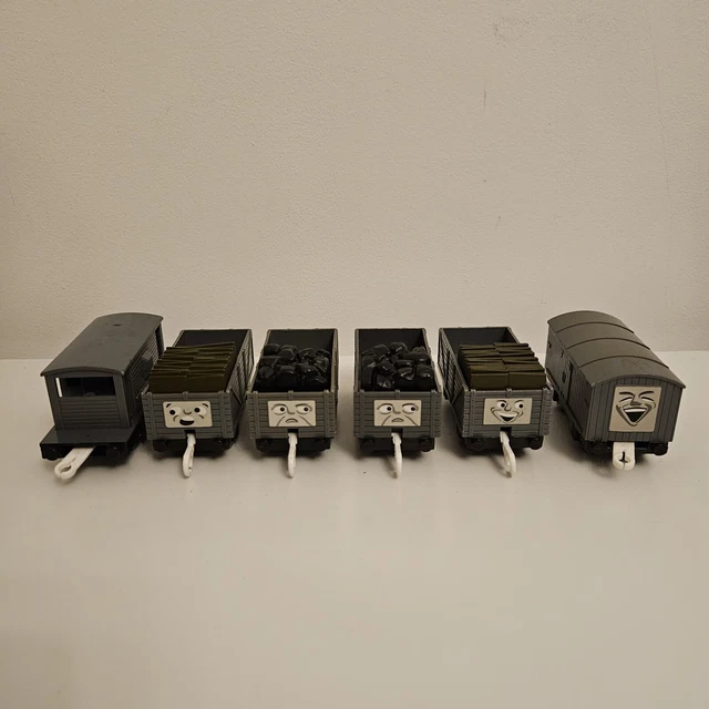 THOMAS THE TANK Engine Tomy Trackmaster Troublesome Trucks With Cargo ...