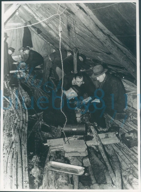 DUTCH POST SERVICE photo WW2 post Liberation repairing German army ...
