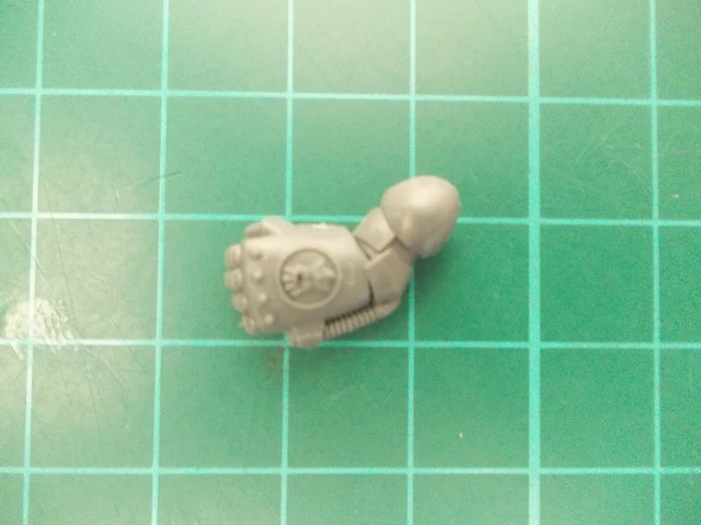 WARHAMMER 40K - Imperial Fists Primaris Power fist - 40k bits £2.00 ...