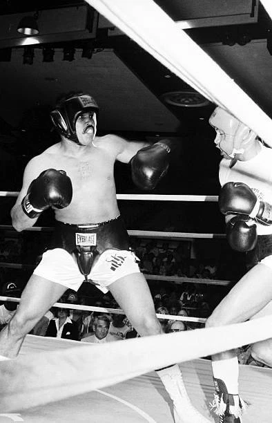 MUHAMMAD ALI TRAINS For His Upcoming Fight v Larry Holmes 1980 Old ...
