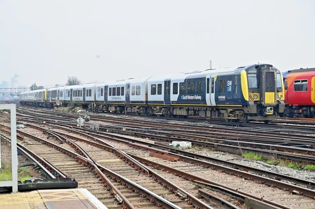 CLASS 450 NO 450019 in south west trains atclapham jn £1.00 - PicClick UK