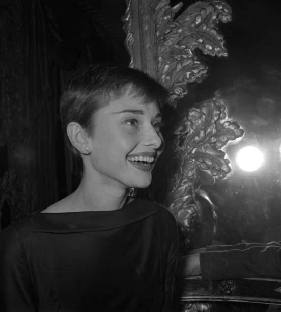 A PROFILE PORTRAIT of actress Audrey Hepburn 1950s Old Photo EUR 6,16 ...