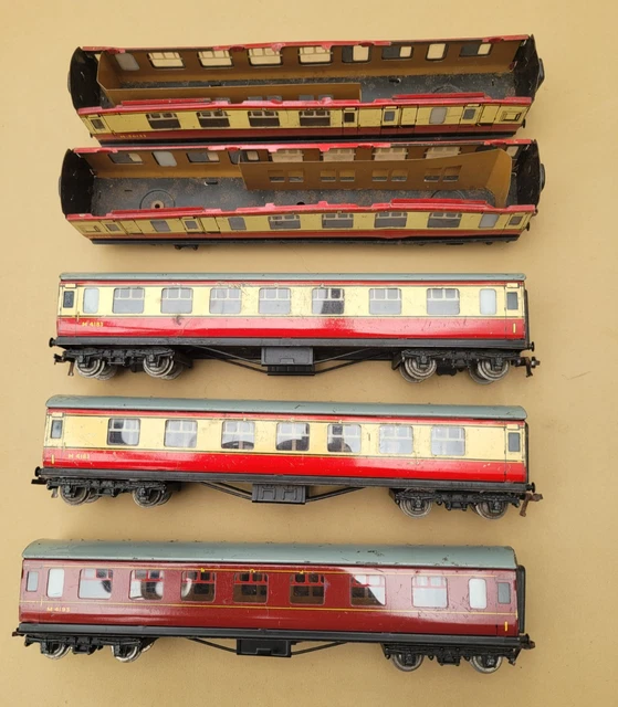 5 HORNBY DUBLO OO Gauge Tinplate Coaches 2 Custard n cream M4183 1 ...