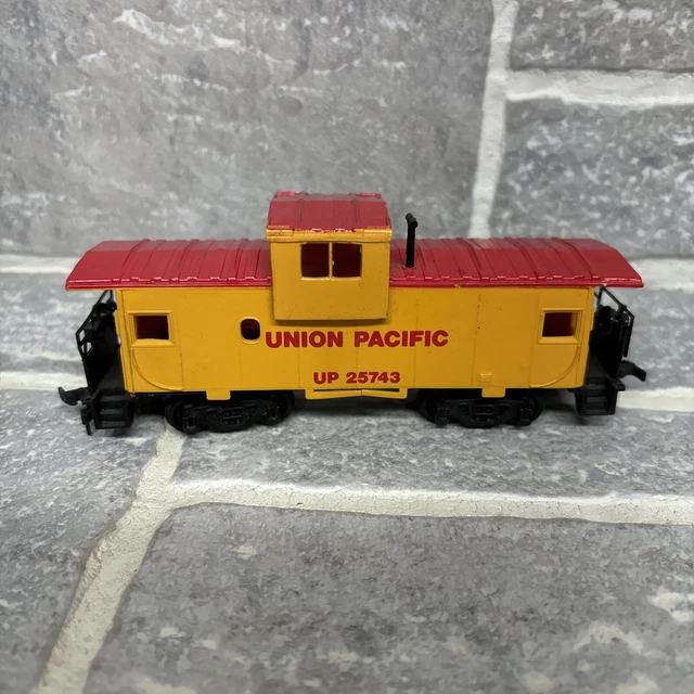 BACHMANN HO SCALE Union Pacific UP 25743 Caboose Metal pre-owned Yellow ...