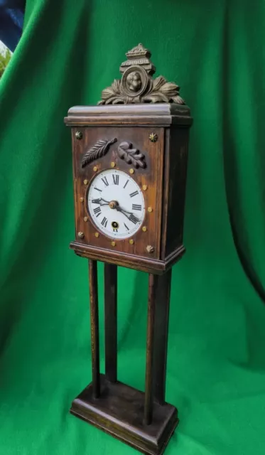 ALTE HOLZUHR SÄULENUHR Tischuhr Holz mit Aufsatz aus Messing ...