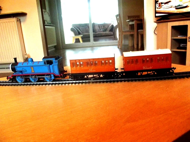 HORNBY THOMAS THE Tank Engine Annie & Clarabel OO Gauge Model Railway ...