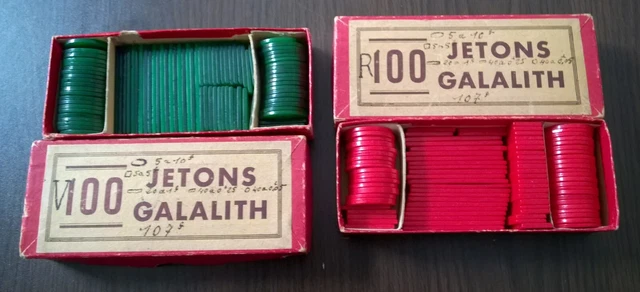 LOT DE 2 Boites D'anciens Jetons En Galalith Couleur Vert & Rouge Circa ...