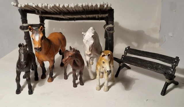 SCHLEICH 42014 FUTTERSTAND Unterstand für Pferde und 2 Pferde und 3 ...