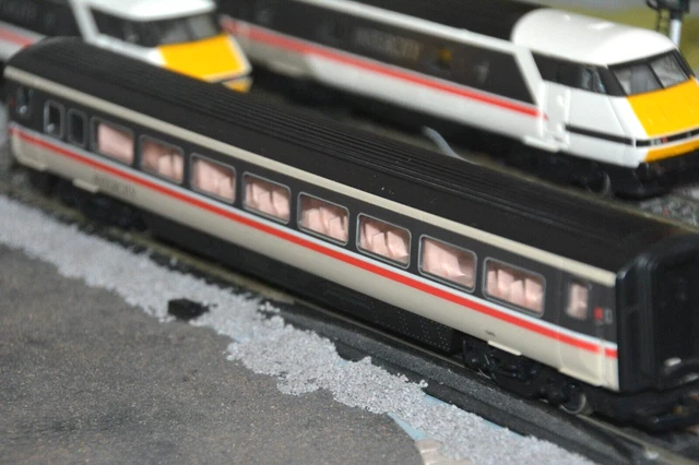 HORNBY MK4 COACH for InterCity 225 oo gauge Swallow Executive Livery ...
