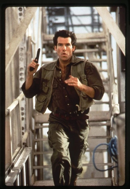 GOLDENEYE CAST JAMES Bond 007 PIERCE BROSNAN Izabella Scorupco 1995 ...