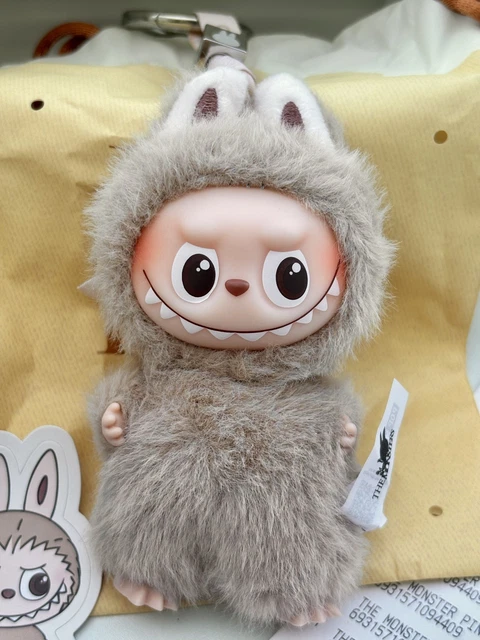 ORIGINAL POP MART Labubu Pin for Love - B - braun / nur von unten ...