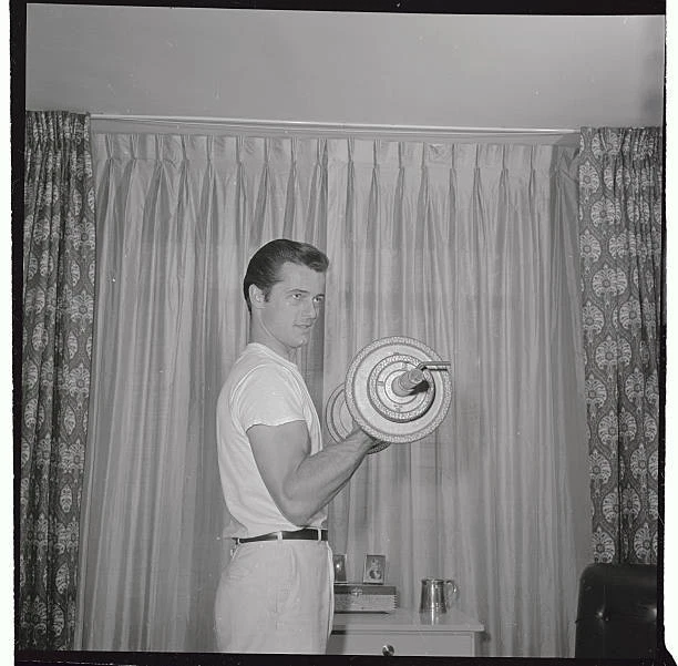 BORN LAWRENCE MASSACHUSETTS actor Robert Goulet grew up wester- 1961 ...